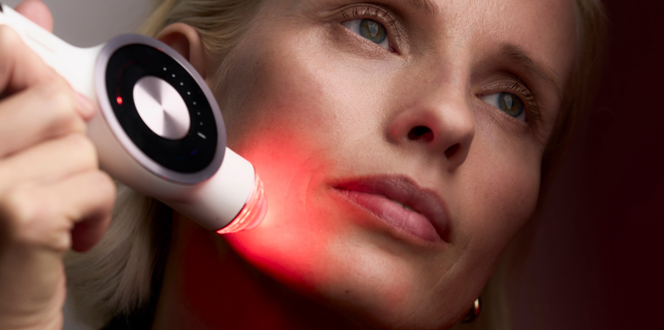 Light therapy device - Lightinderm: Light, serum, massage
